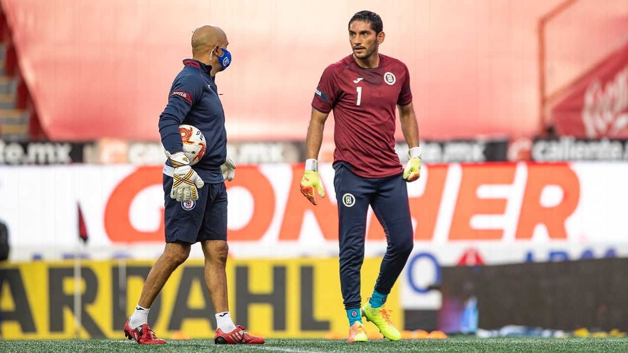 ¿Qué lugar tiene Jesús Corona entre los mejores porteros de Cruz Azul ...