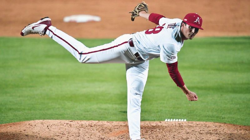 Razorbacks start two-game series with dominant win