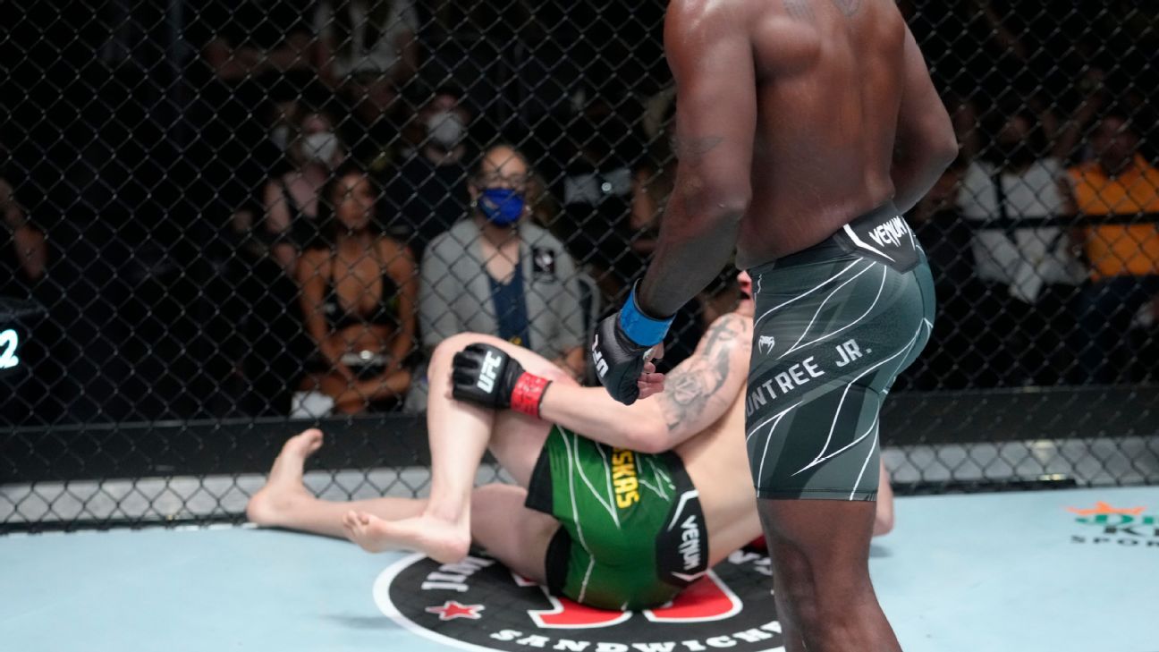 UFC: Em encontro com Roundtree, Bukauskas revela que fraturou a perna ...