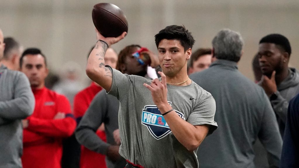 Matt Corral presumió brazo, y un tobillo aparentemente sano, en el pro ...