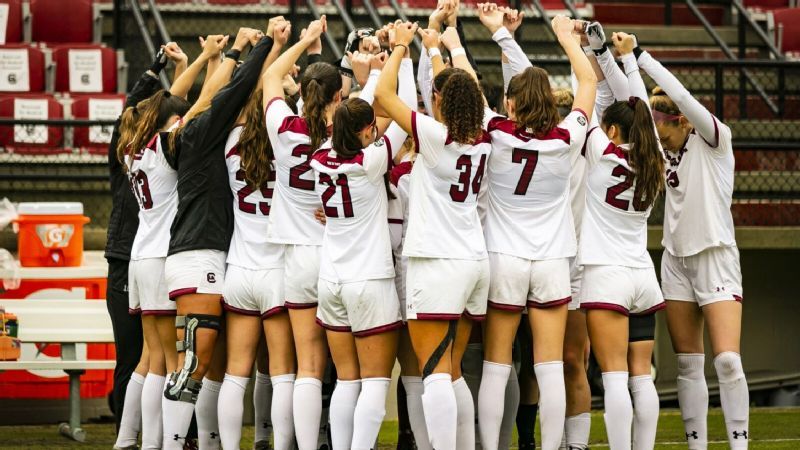 No. 4 Gamecocks rally late to earn draw vs. Clemson
