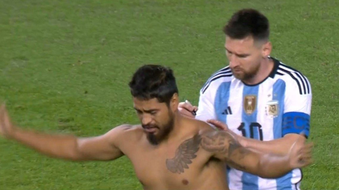 Lionel Messi firmó la espalda de aficionado, que invadió el Argentina ...