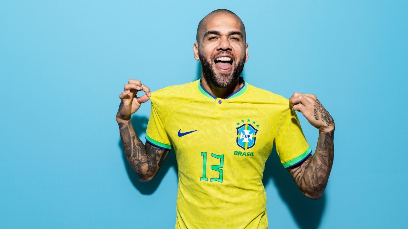 Daniel Alves se torna o jogador mais velho a atuar pelo Brasil em Copa ...