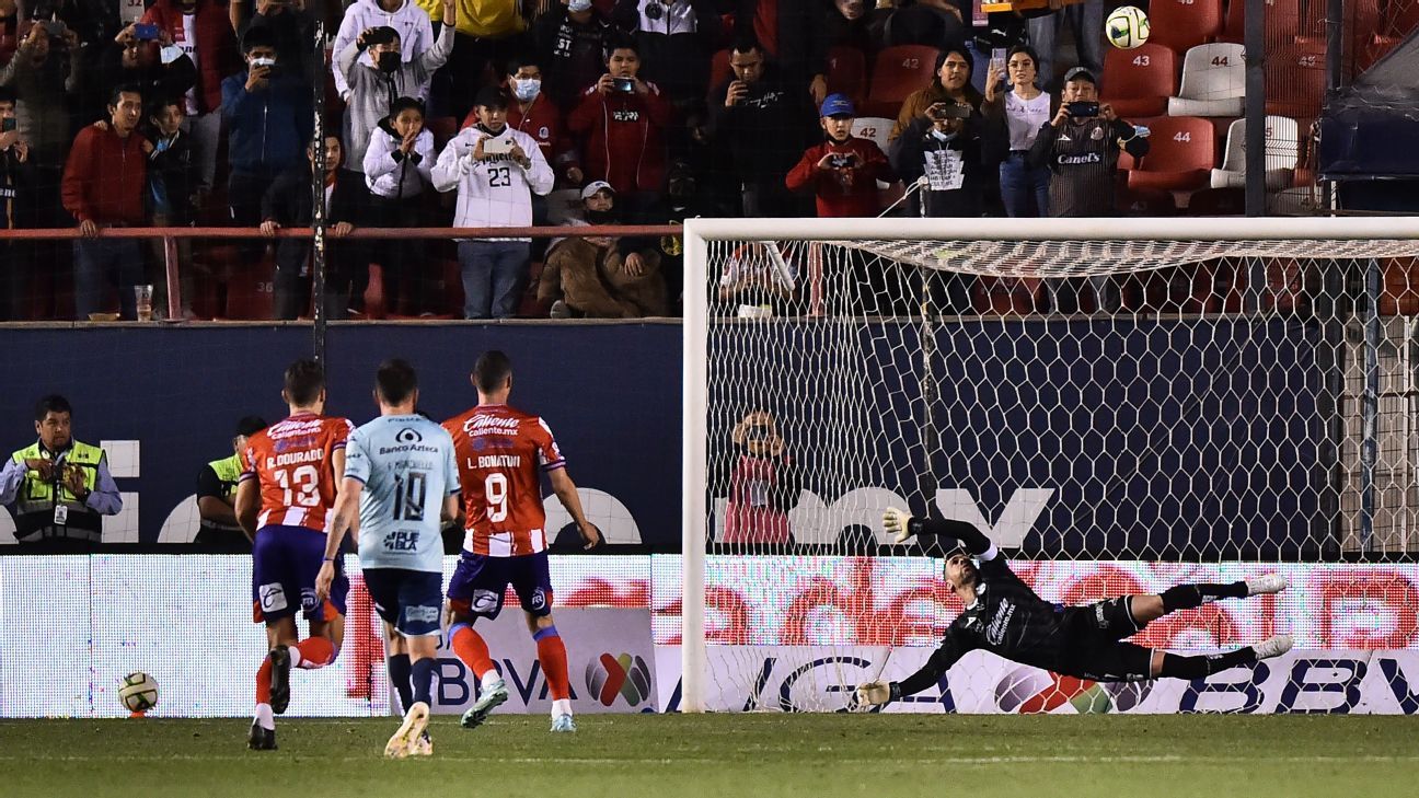 Leo Bonatini falla penal, pero se mantiene como el mejor refuerzo de ...