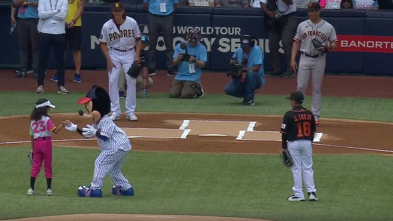 Mickey Mouse sorprendió a los niños en la Mexico City Series - ESPN