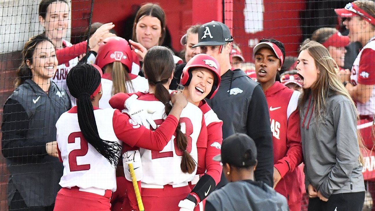 Hedgecock launches No. 12 Arkansas past No. 3 Tennessee