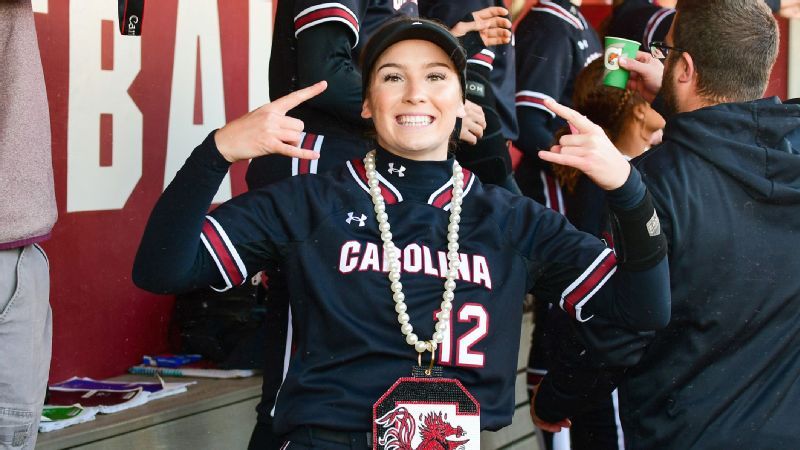 Gamecocks down No. 4 Vols to cap off regular season