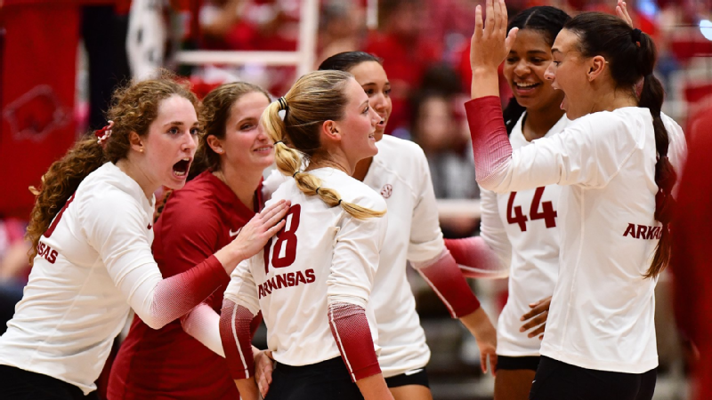No. 16 Razorbacks sweep Gamecocks in SEC opener