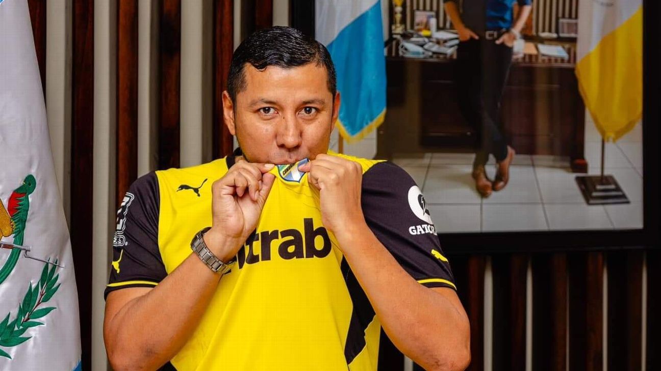 Juan José Paredes celebra la 32 de Comunicaciones y dedica mensaje a José Contreras - ESPN