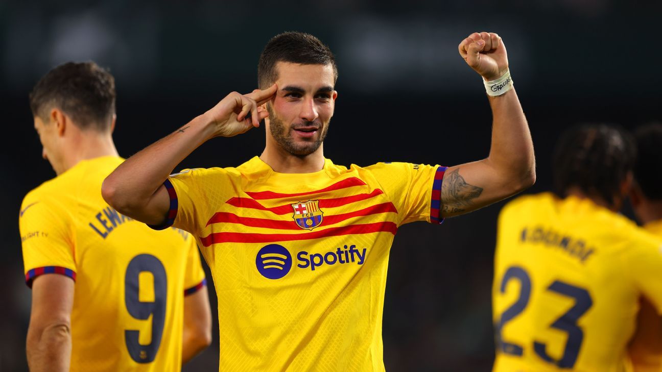 Ferran celebra sus 100 partidos en el Barcelona con un hat-trick - ESPN
