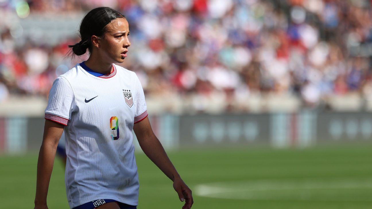 USWNT coach Emma Hayes says Mallory Swanson a 'connector' for team - ESPN