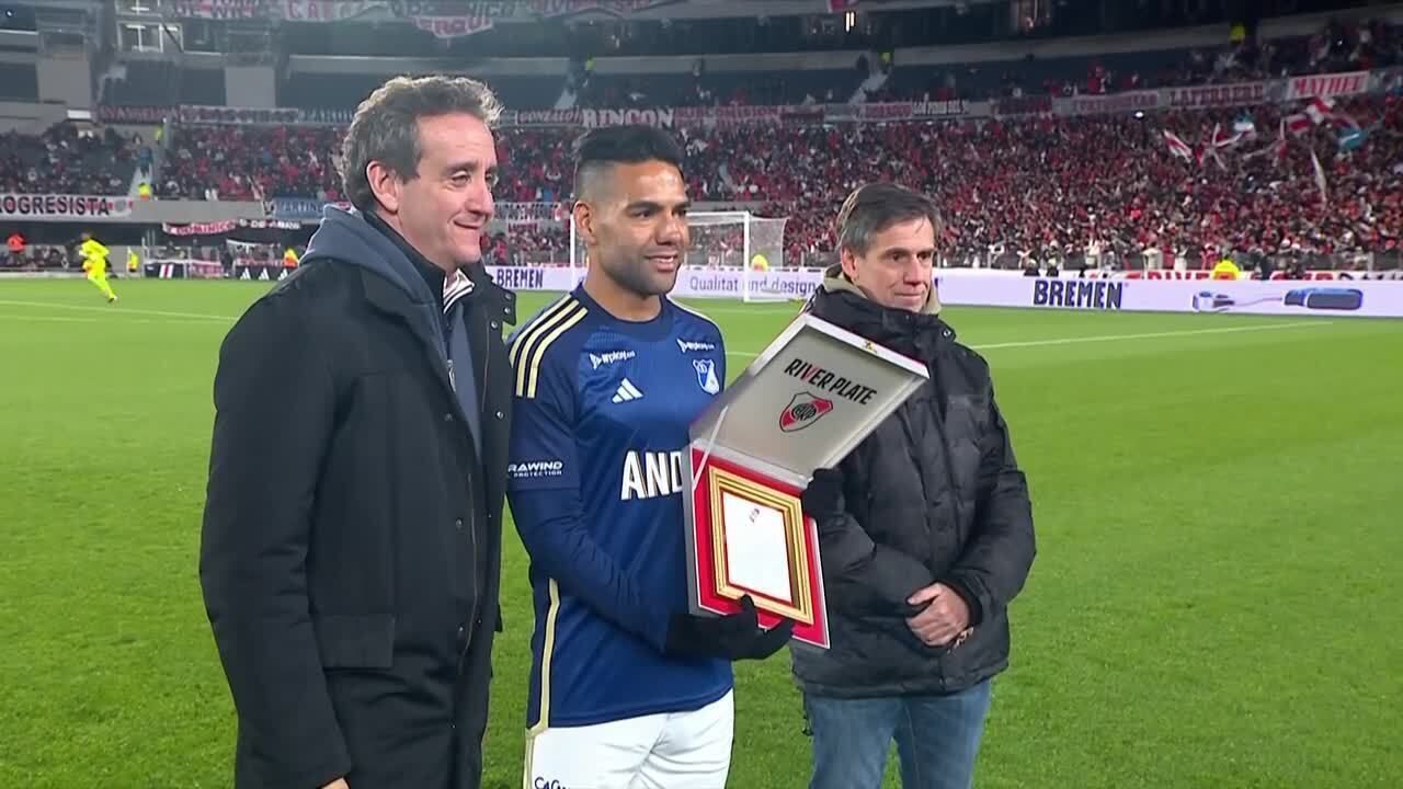 River homenajeó a Radamel Falcao y le entregó una plaqueta - ESPN