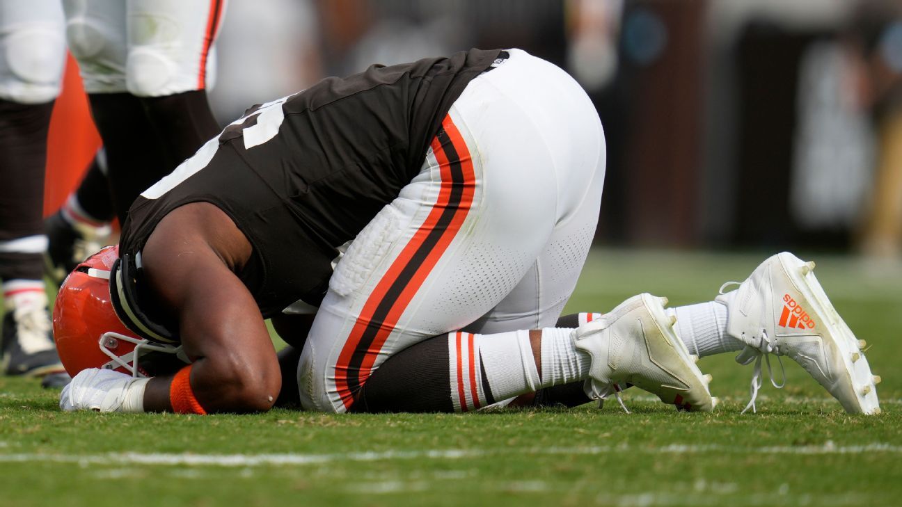 Browns' Myles Garrett will undergo MRI for injury to feet - ESPN