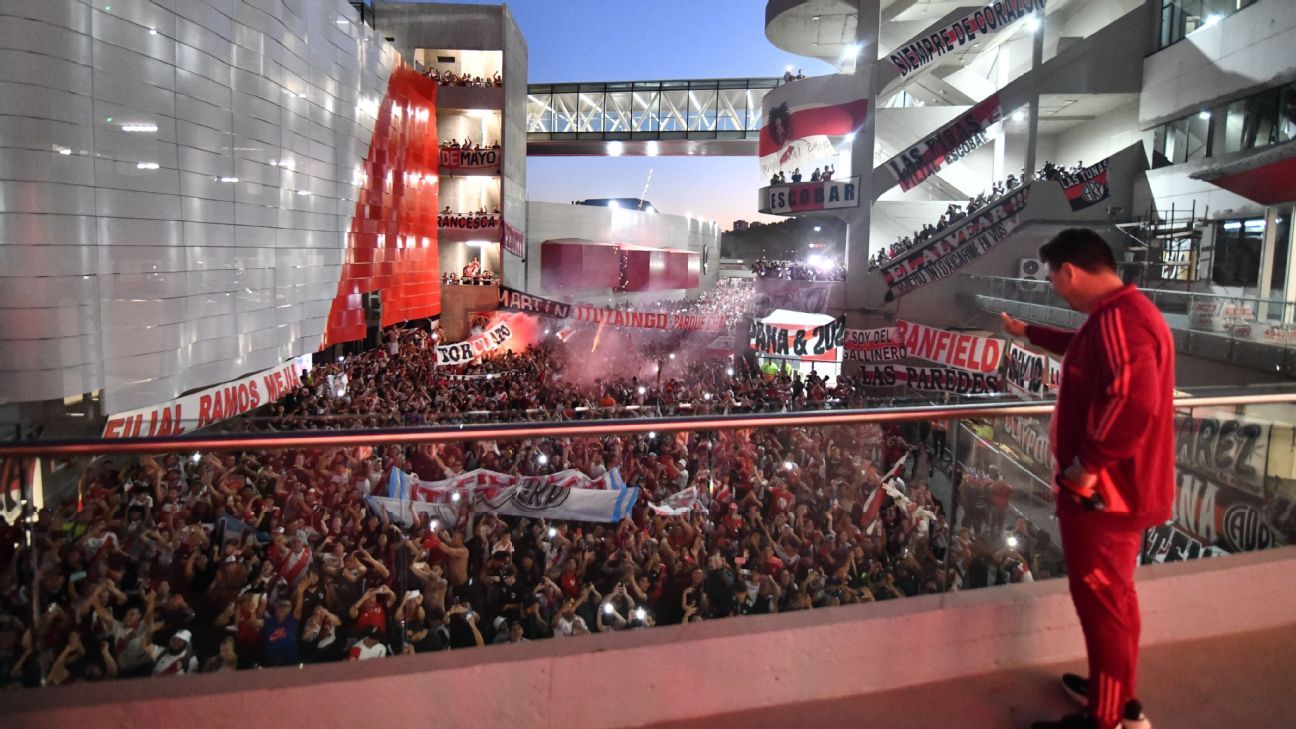¡Impresionante banderazo de los hinchas de River en el Monumental! - ESPN