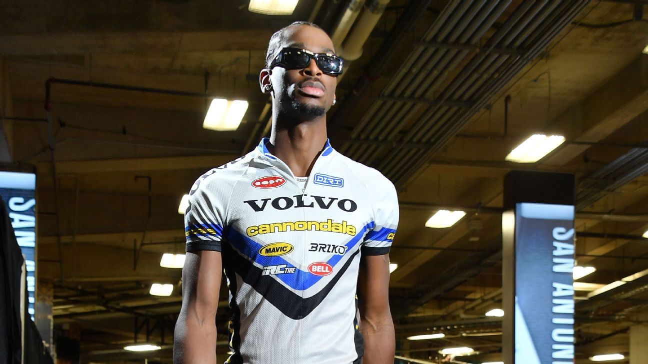 Shai Gilgeous-Alexander turns heads with outfit ahead of Thunder-Spurs ...