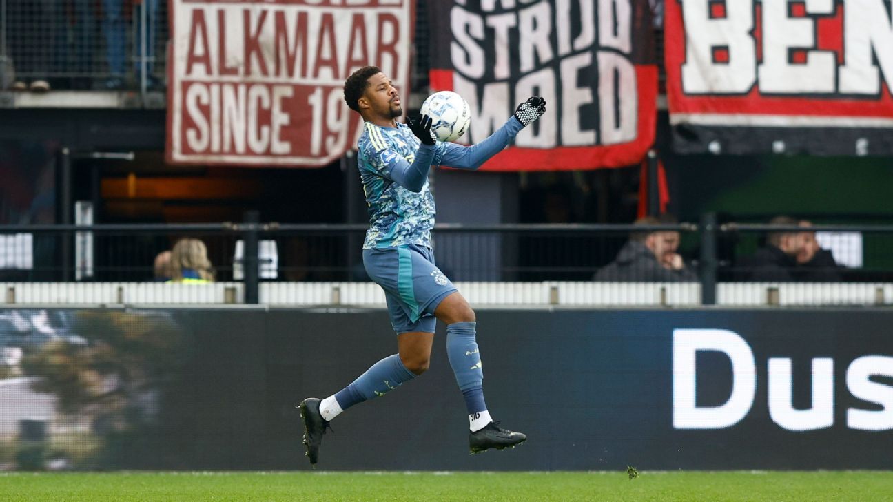 Perez ziet Akpom falen als linksbuiten van Ajax: "Probleem is dat hij zichzelf écht heel goed ...