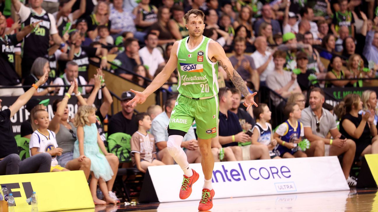 NBL: Phoenix celebrate return home with win over Breakers - ESPN