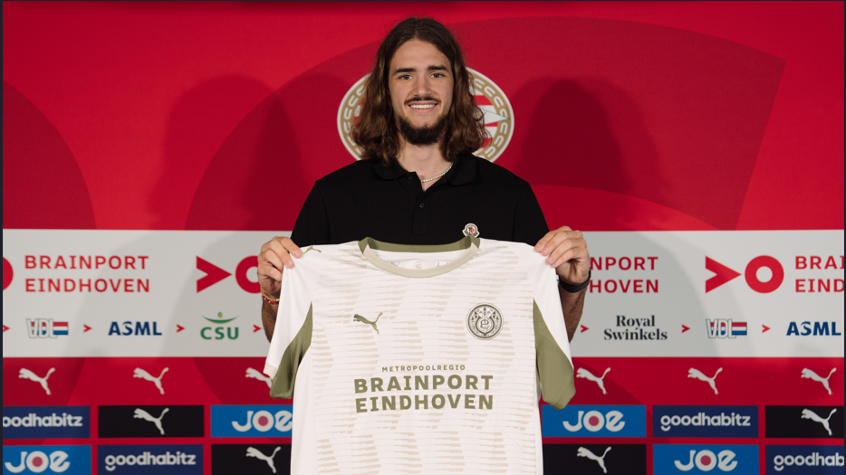 PSV presenteert Yarek Gasiorowski, verdediger tekent voor vijf jaar - ESPN