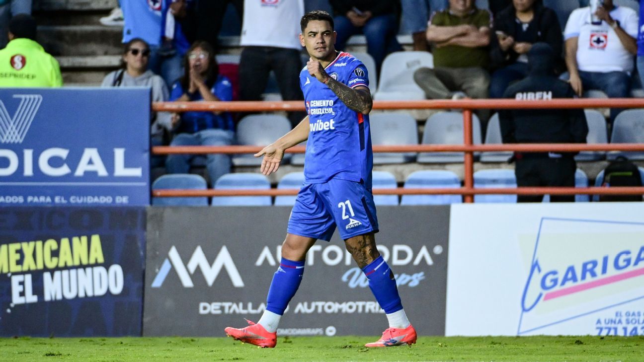 Cruz Azul derrota a Pachuca en duelo aguerrido que dejó tres ...