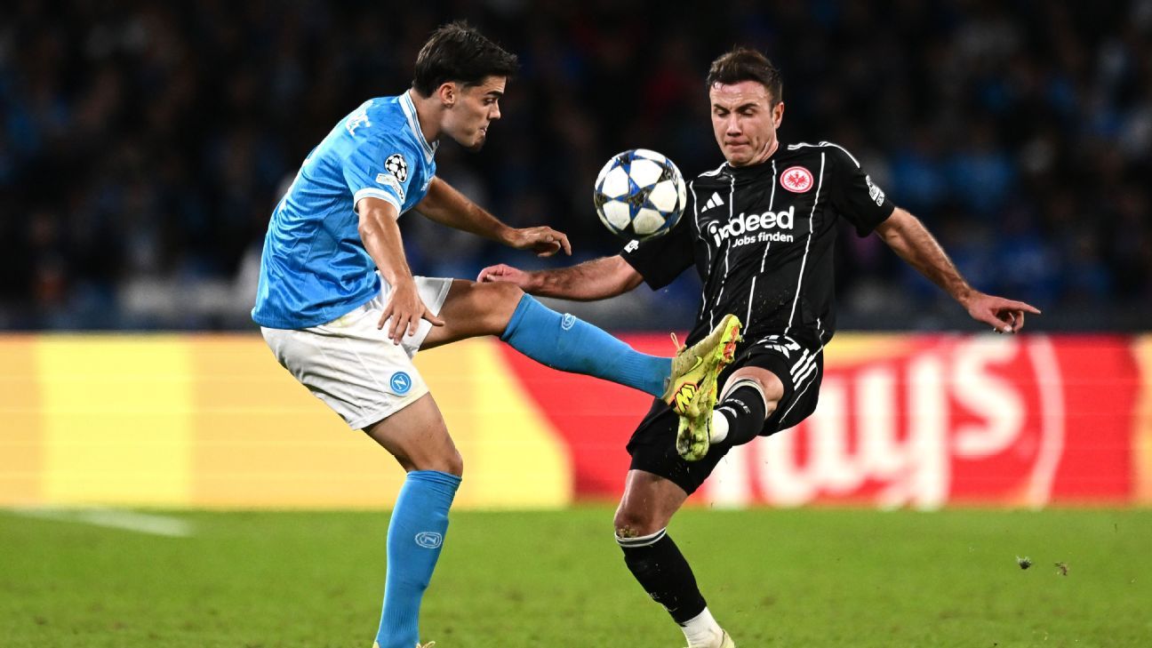 Napoli e Eintracht Frankfurt 'batem cabeça' em empate na Champions - ESPN