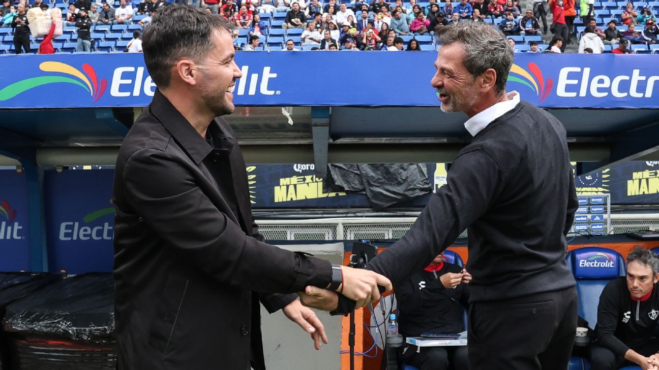 Cruz Azul vs. Atlas: Larcamón y Cocca critican cancha del Cuauhtémoc - ESPN
