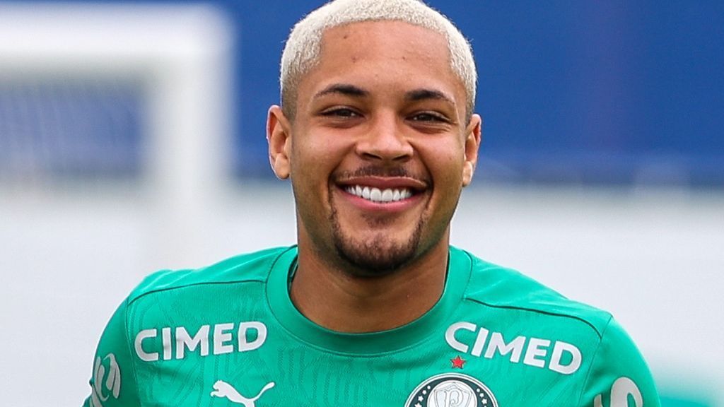 Vitor Roque não tem lesão diagnosticada e participa de treino do ...