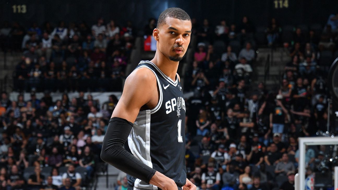 Wembanyama deja juego Spurs vs 76ers por contusión en la costilla - ESPN