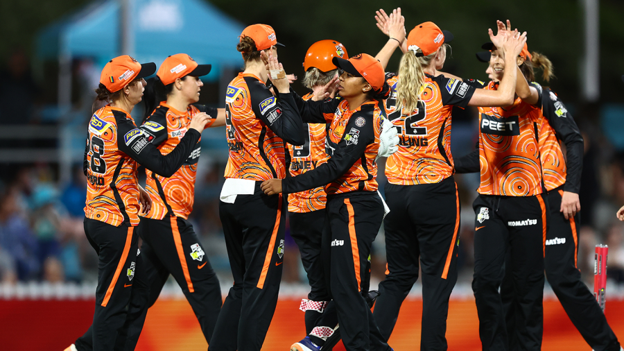 Perth Scorchers Women beat Brisbane Heat Women by 3 runs - Brisbane ...