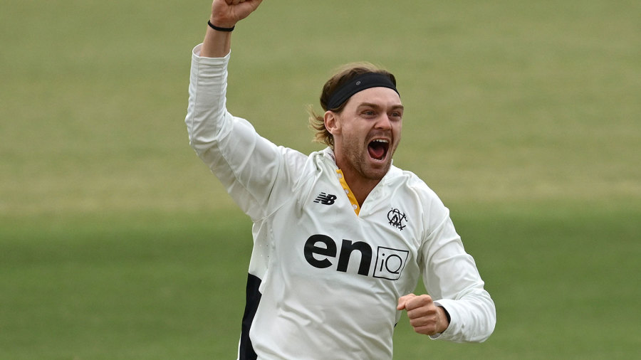 Original mom xxx moved to the room, tapped the door, and