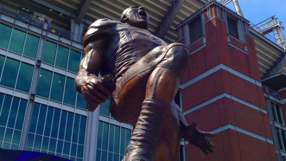 Statue salutes Lewis' pregame dance - 6abc Philadelphia