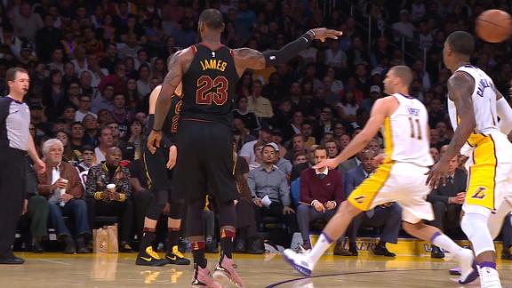 Julius Randle's 36 lead Lakers past LeBron's Cavs, 127-113 - ABC7 Los ...