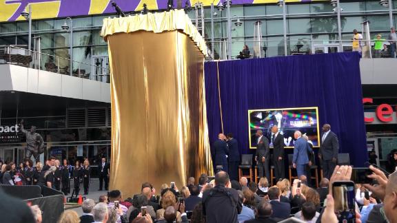 Elgin Baylor honored by Lakers with bronze statue at Staples Center ...