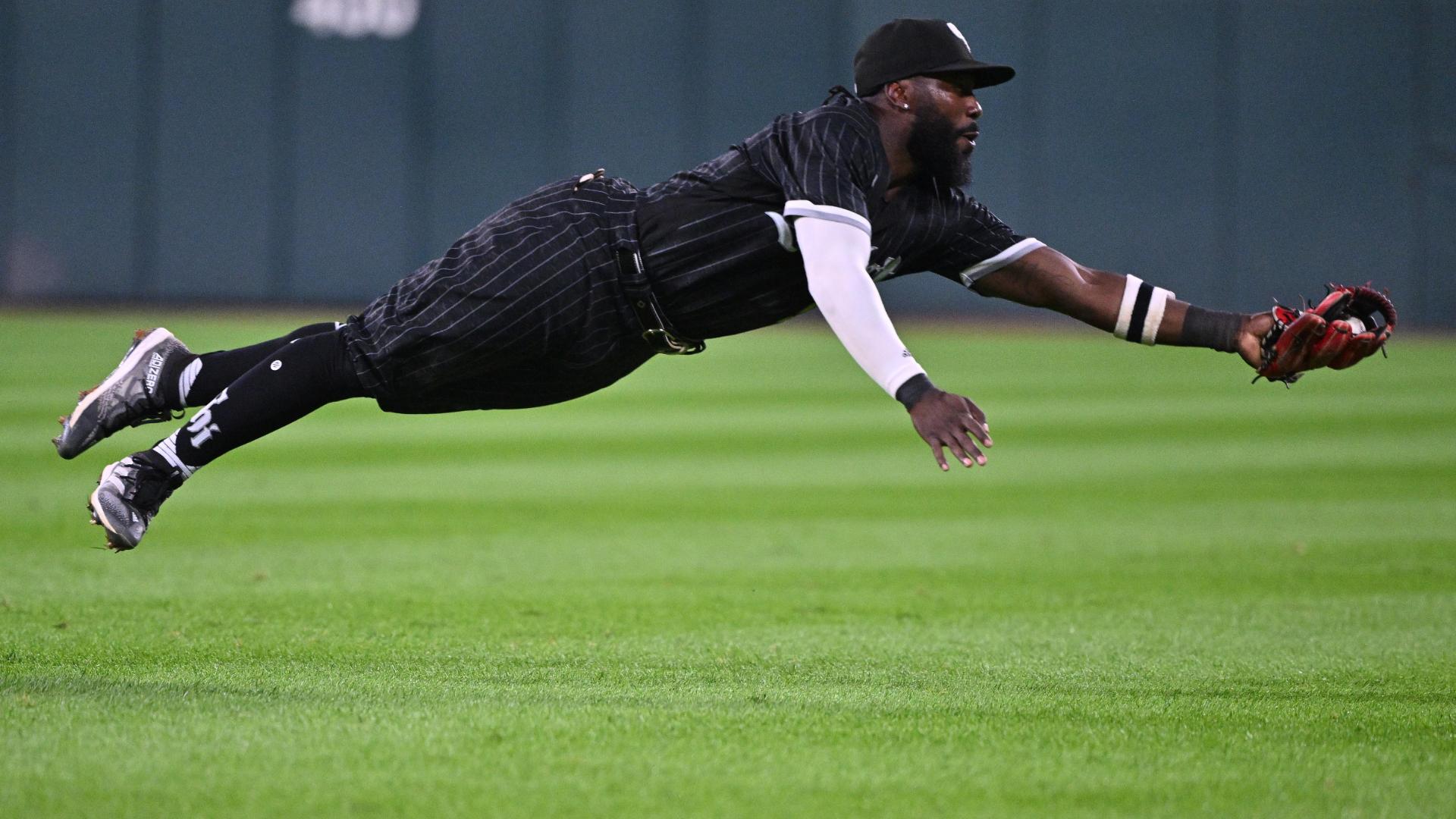 Straw leads Guardians to 10-7 win over White Sox in 11 - ABC7 Chicago