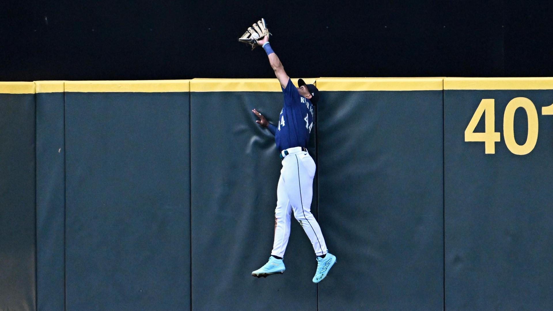 Logan Gilbert shuts down Padres, gets help from Julio Rodríguez catch ...