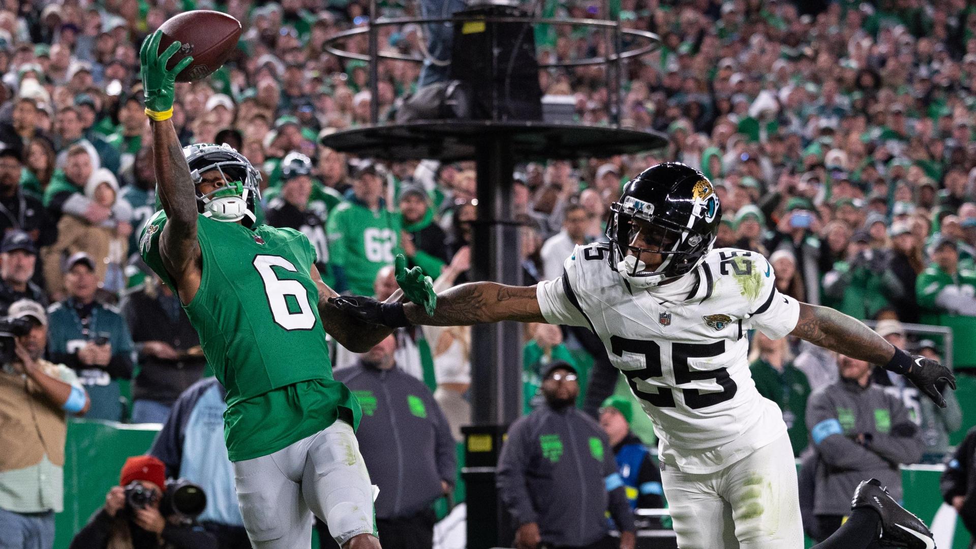 Saquon Barkley shines with backward leap, 2 touchdowns in Eagles' 28-23 ...