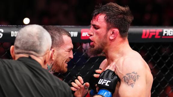 Nikolay Veretennikov empuja a Austin Vanderford después de la derrota ...