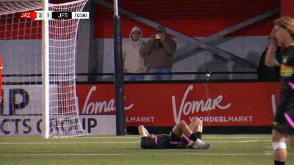 Gemist: Babadi schiet Jong PSV op gelijke hoogte na enorme schwalbe