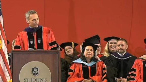El presidente de ESPN, Jimmy Pitaro, sorprende a un graduado de St ...