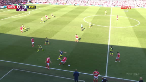 Murillo dá lindo giro e leva melhor contra Haaland em Nottingham Forest x City - ESPN Video