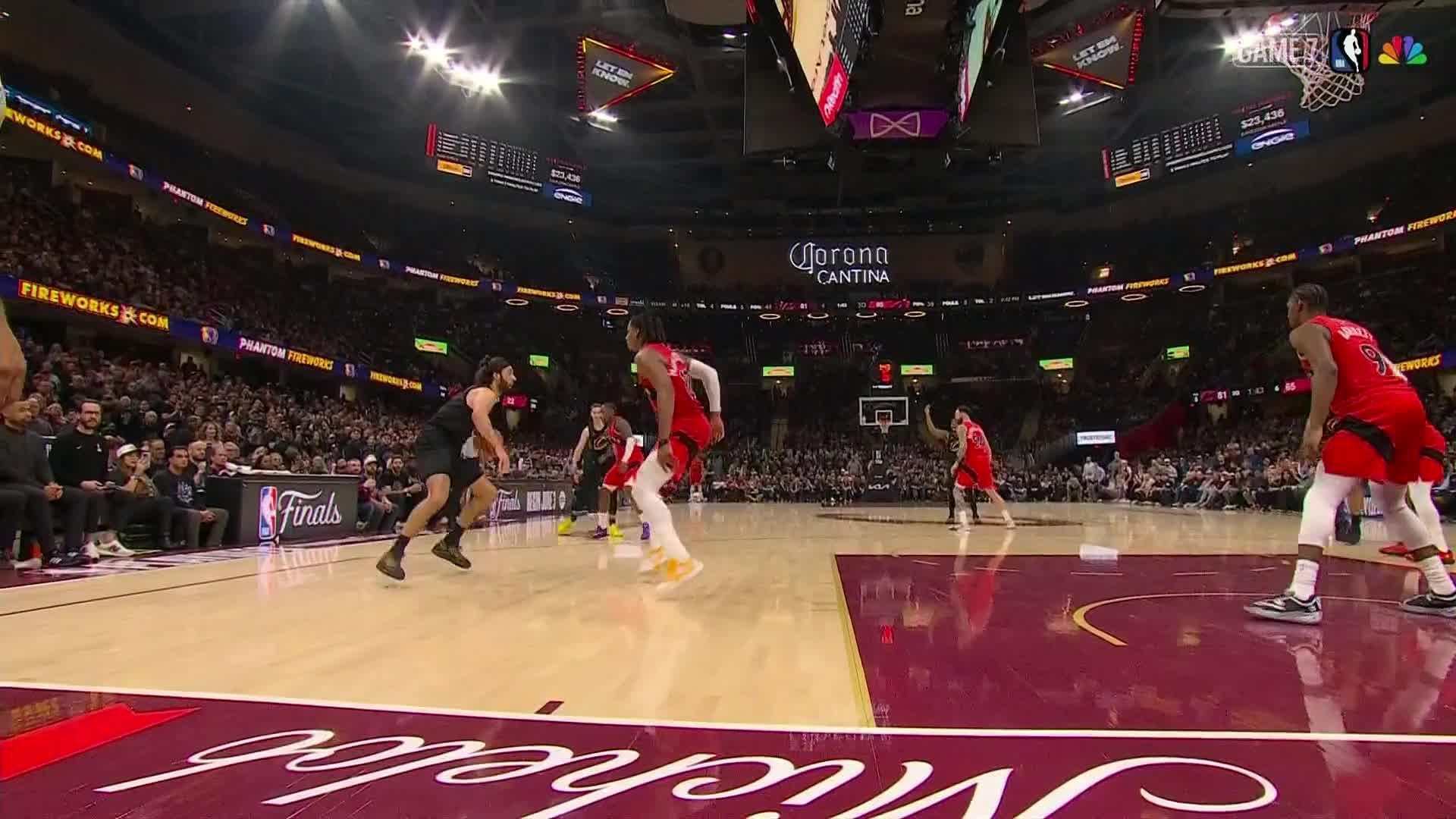 Max Strus' impressive bucket has the crowd on its feet - WatchESPN