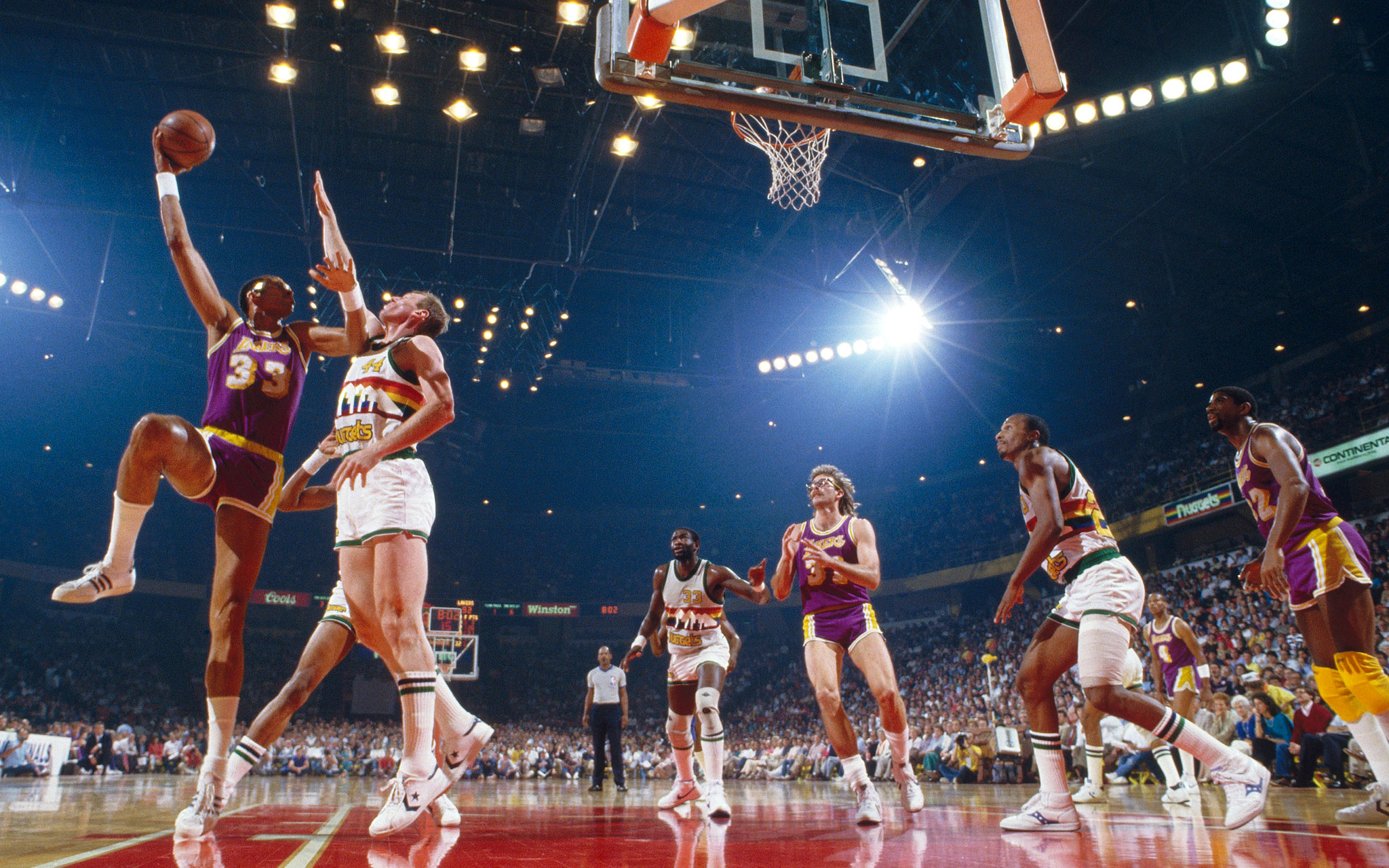 Kareem shoots a hook shot over Dan Issel : r/NBAimages