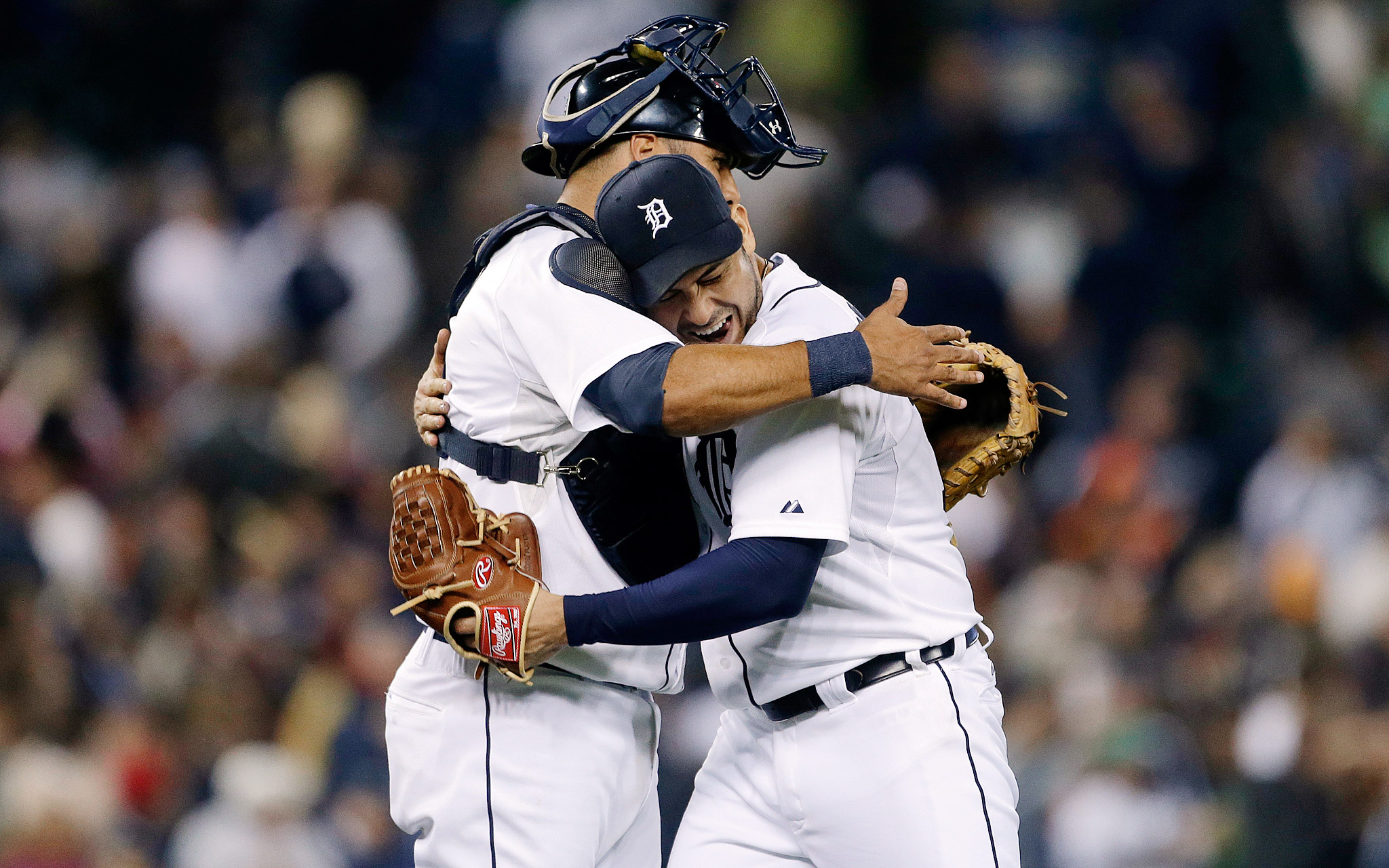 Man-Hug On The Mound - Photos of the Day September 26, 2012 - ESPN