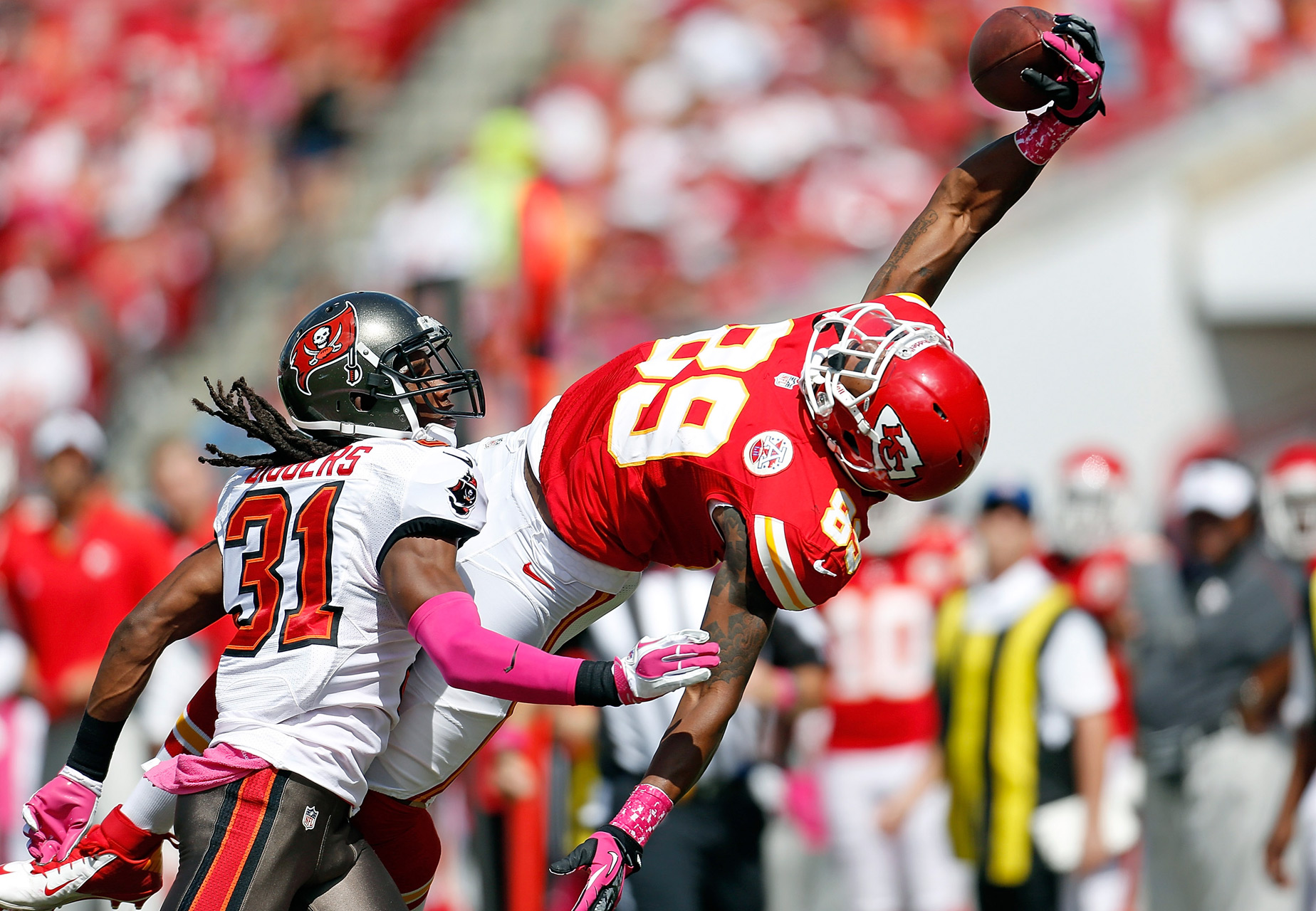 Hand Out - Photos of the Day October 15, 2012 - ESPN