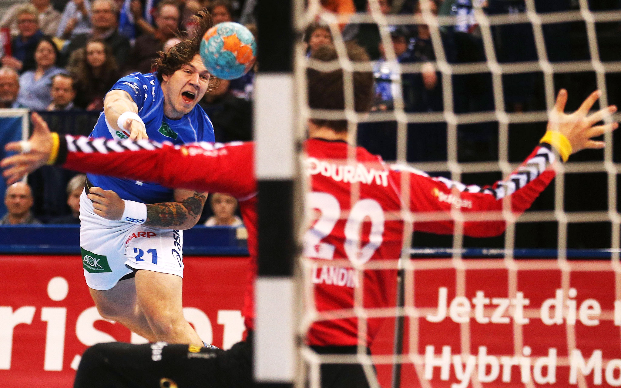 Hand Off - Photos of the Day November, 8 2012 - ESPN