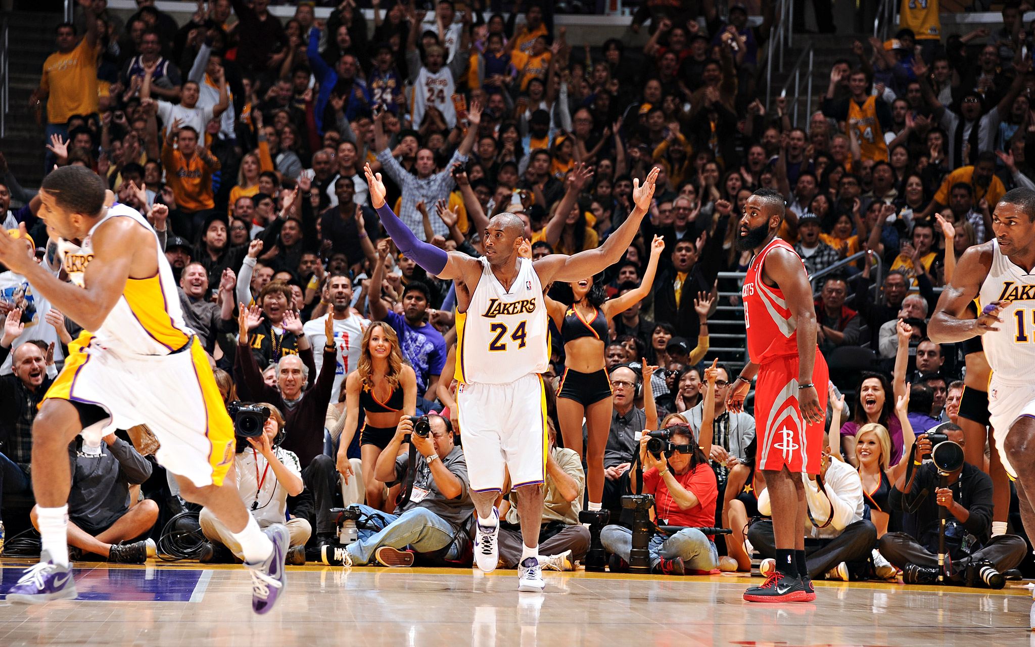 Kobe puts his hands in the air in celebration : r/NBAimages