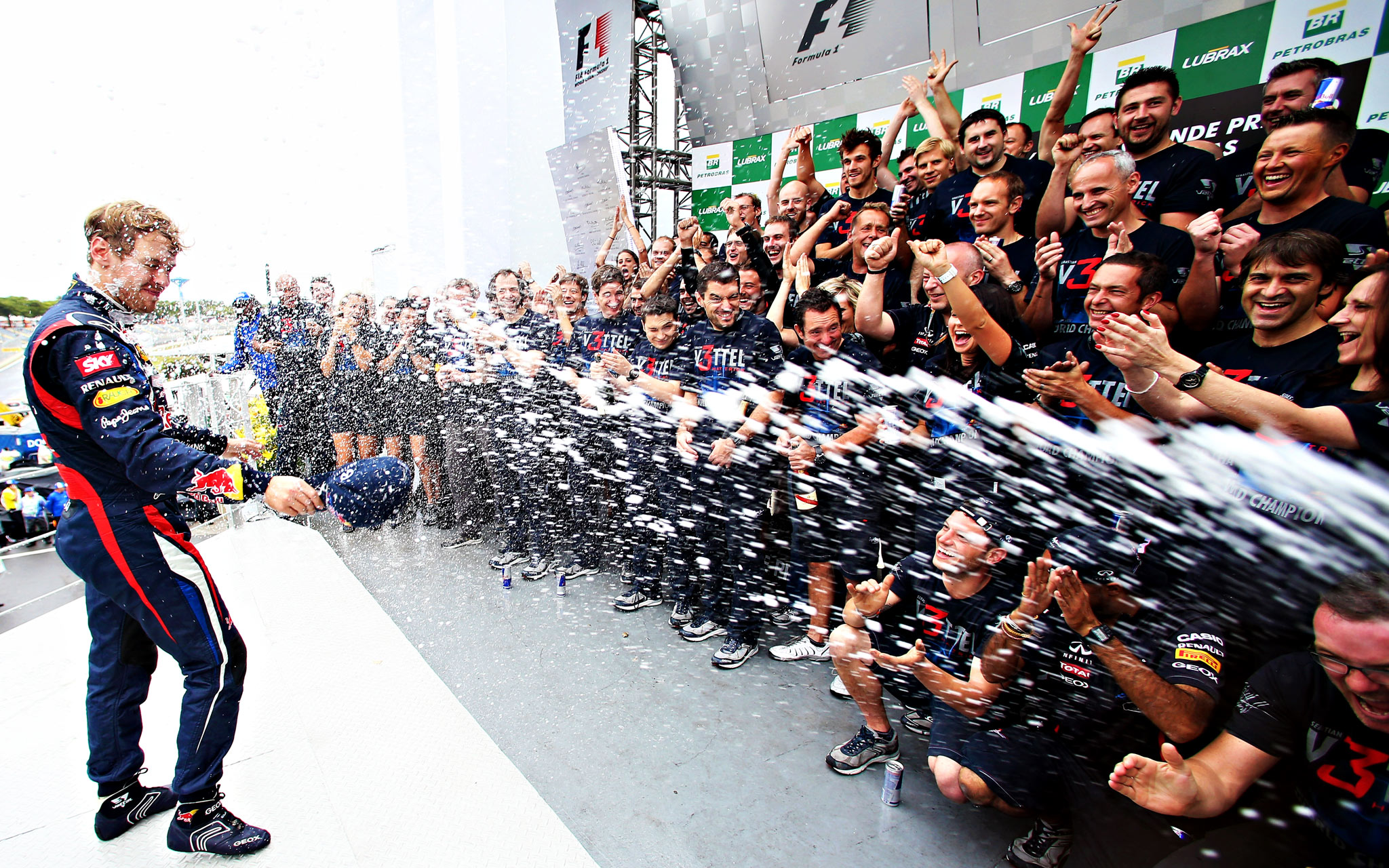 Spray Man - Photos of the Day for Nov. 26, 2012 - ESPN