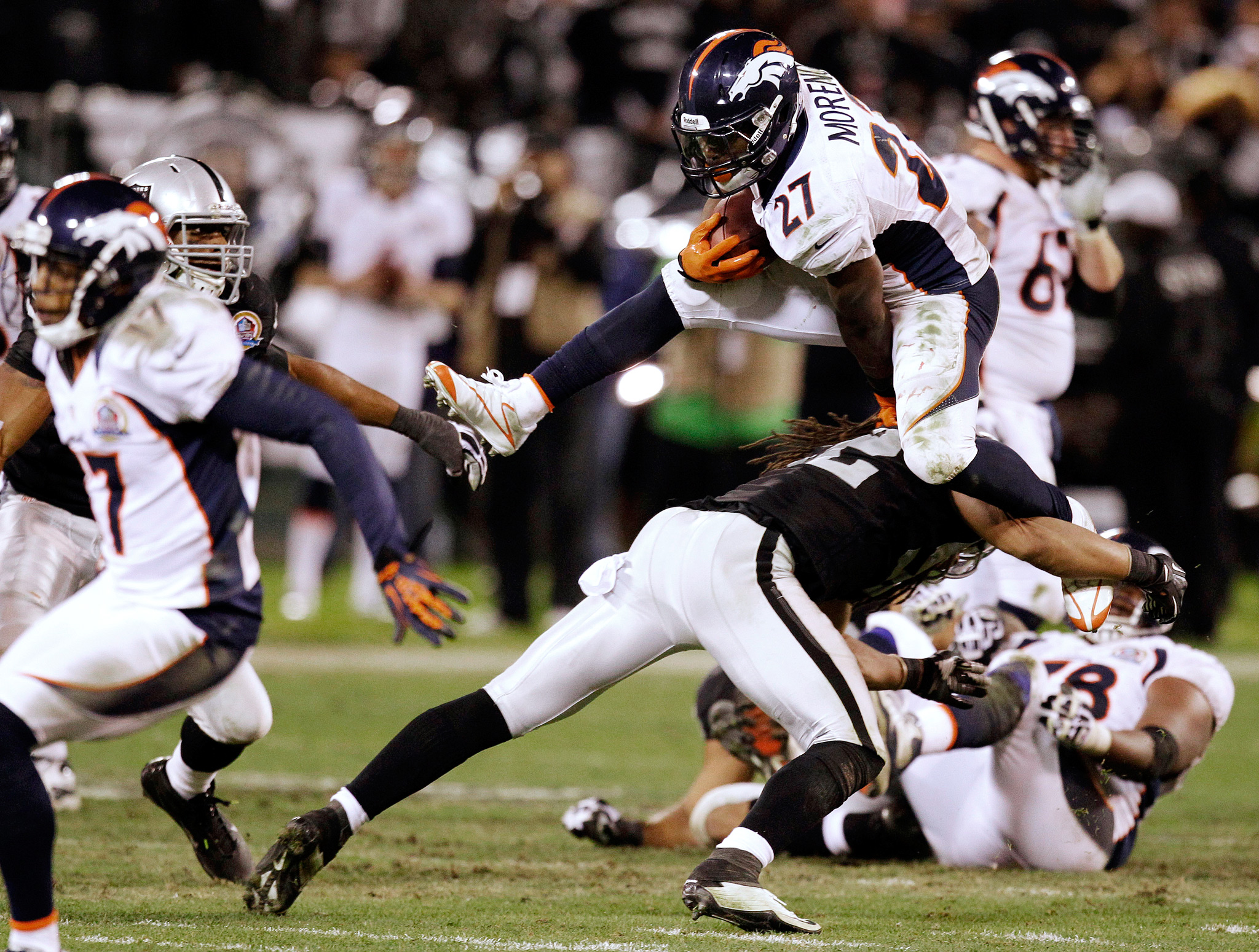 Leaps And Bounds - Photos of the Day for Dec. 07, 2012 - ESPN