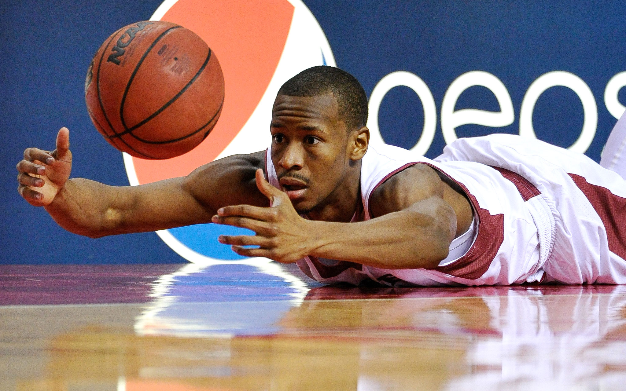 Inches Away - Photos of the Day for Dec. 13, 2012 - ESPN