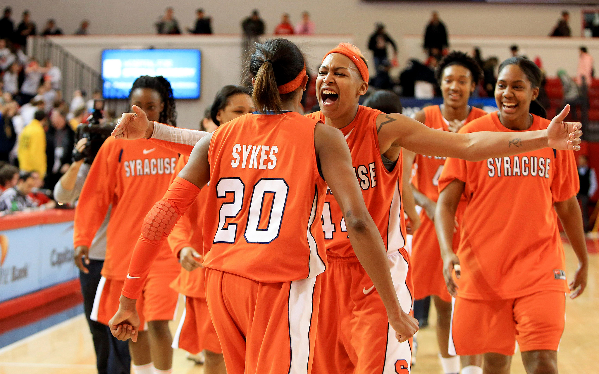 Buzzer Beater - The Week in Pictures Jan. 21 - 24, 2013 - ESPN