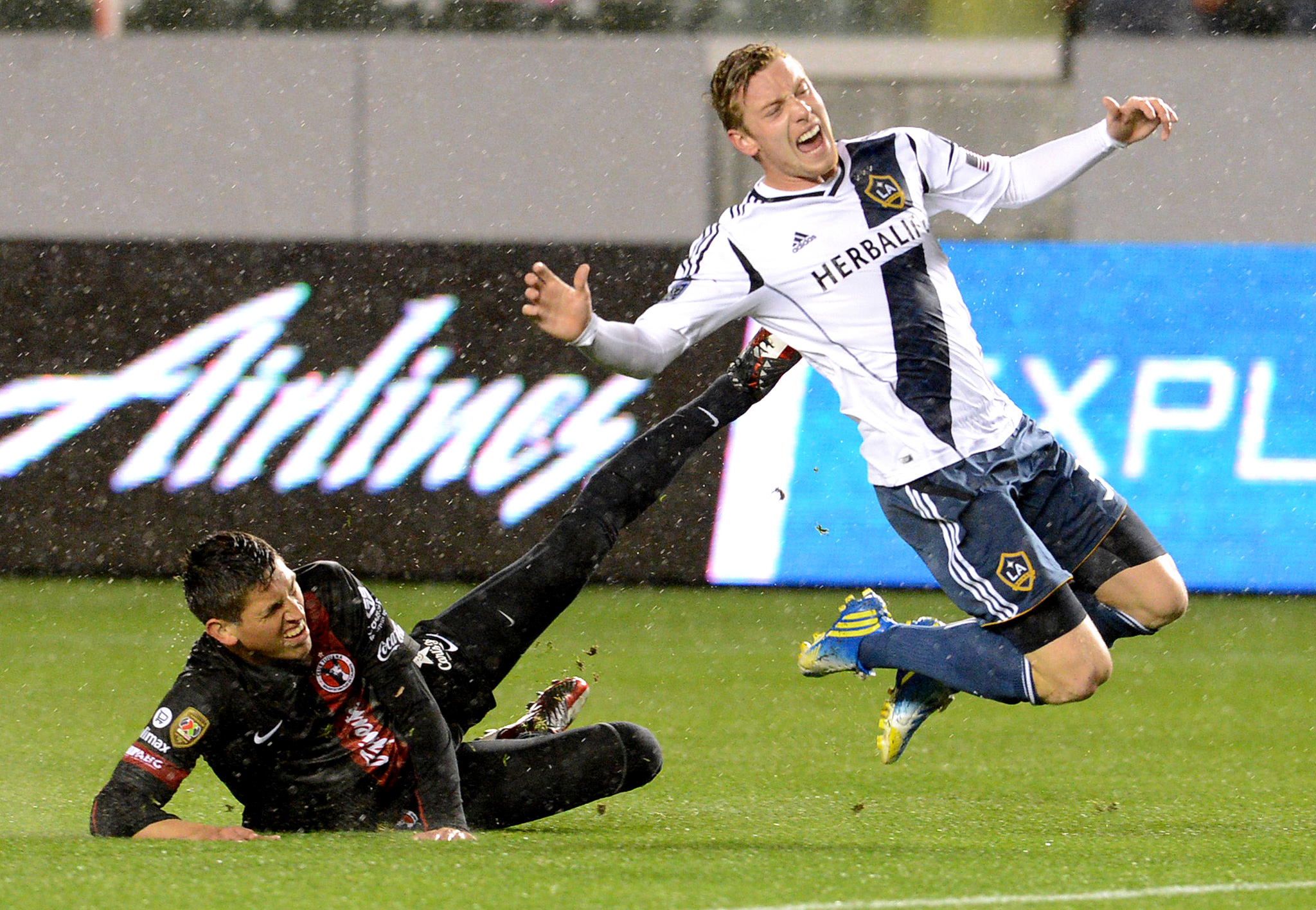 Battle for the ball - The Week in Pictures Feb. 18-21, 2013 - ESPN